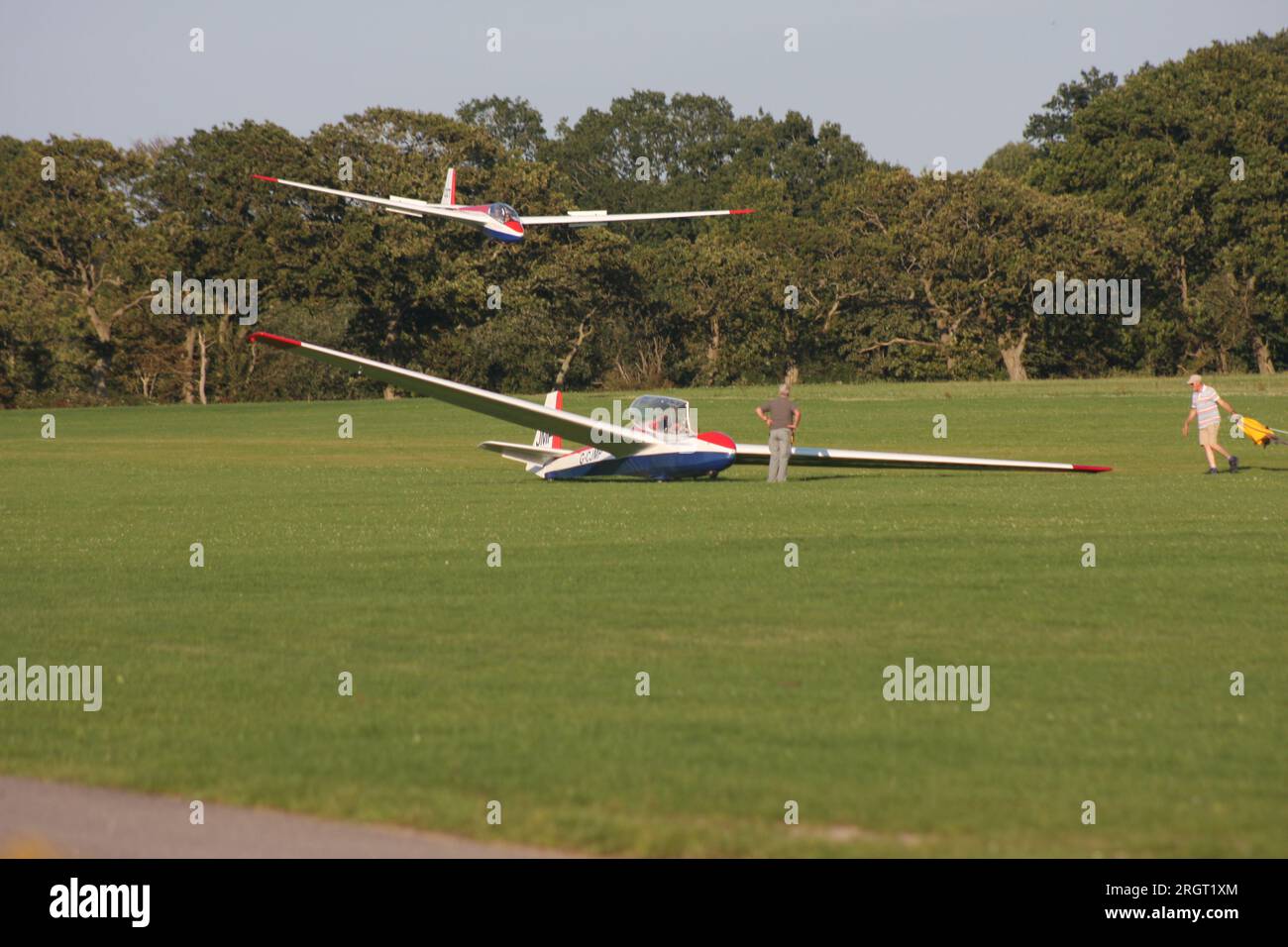 Landing a glider hi-res stock photography and images - Alamy