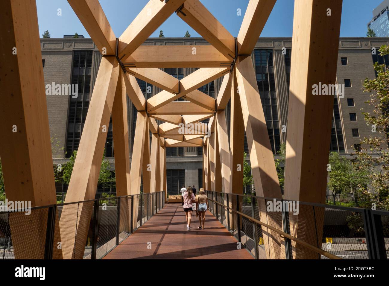 The timber truss bridge links the highline to Moynihan train hall on ...