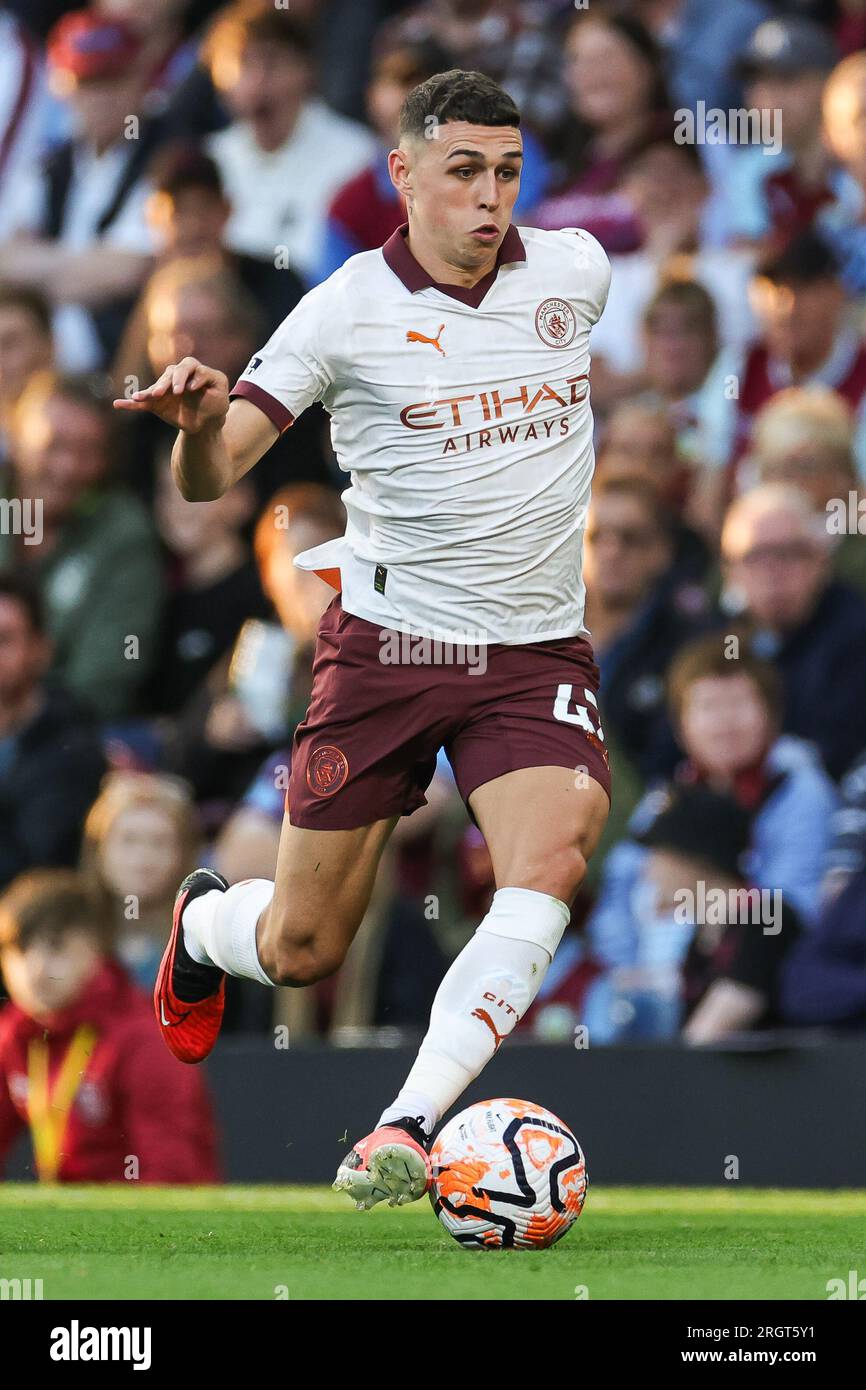 Phil Foden of Manchester City makes a break with the ball during the ...