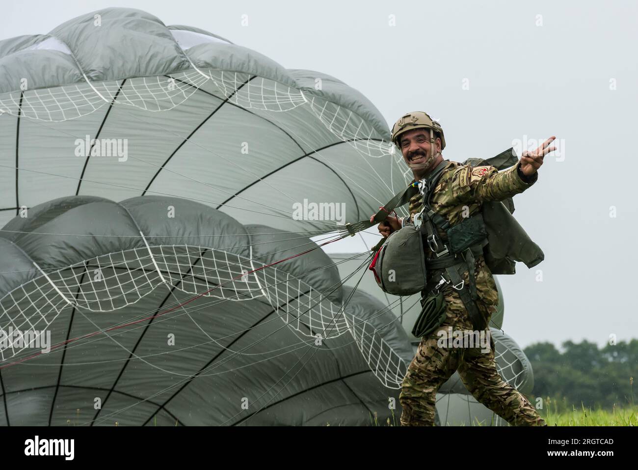 Egyptian paratroopers at Leapfest, an international static line ...