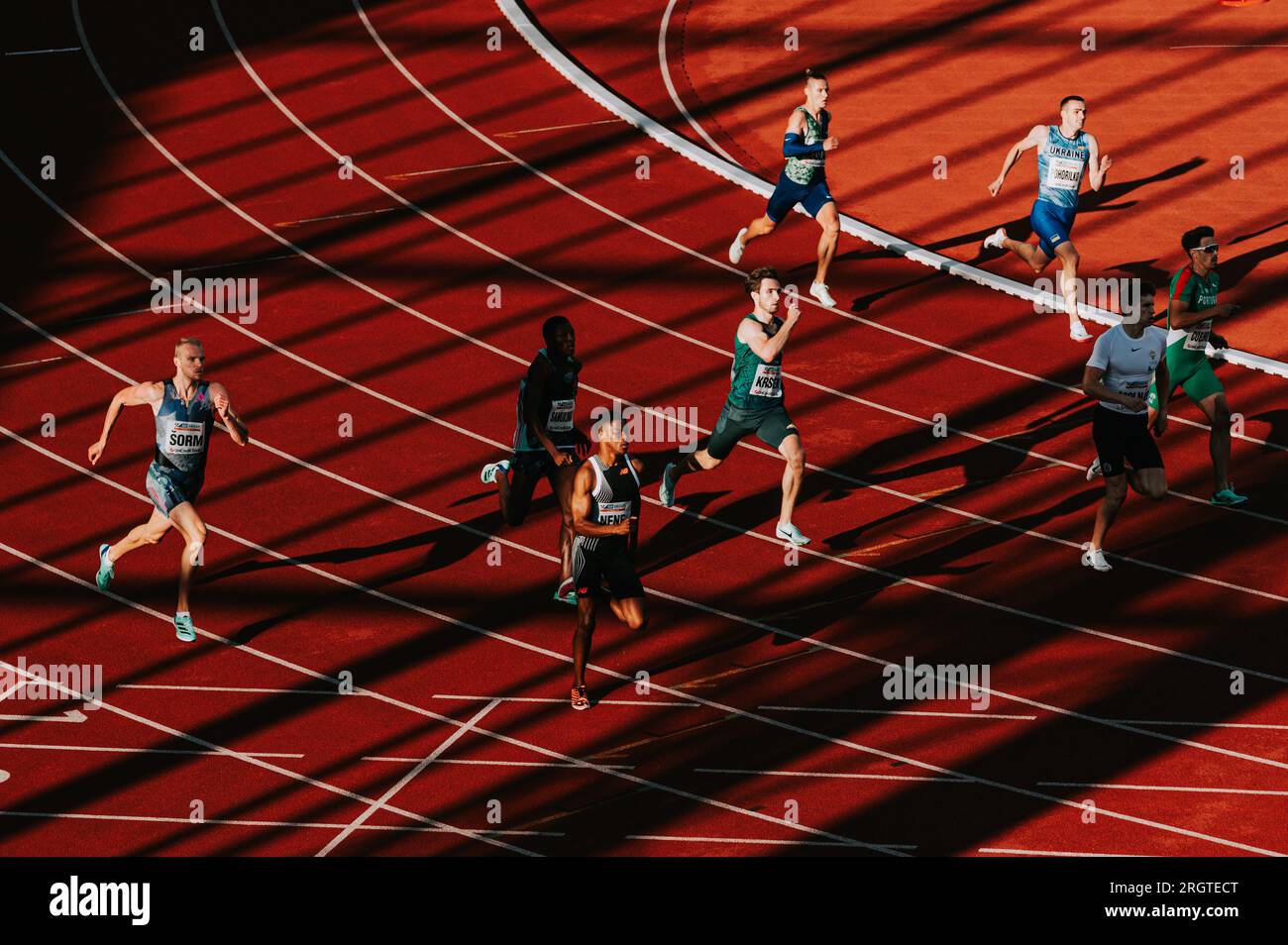 Dynamic 400m race hi-res stock photography and images - Alamy
