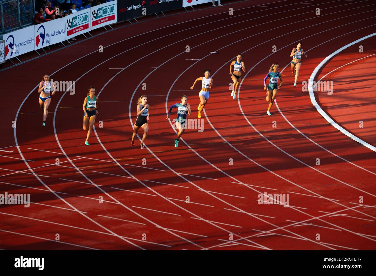 Female athlete on track bend hi-res stock photography and images - Alamy