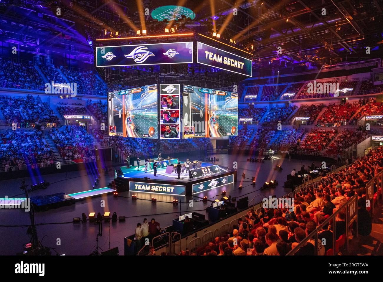 Duesseldorf, Germany. 11th Aug, 2023. Spectators watch the world ...