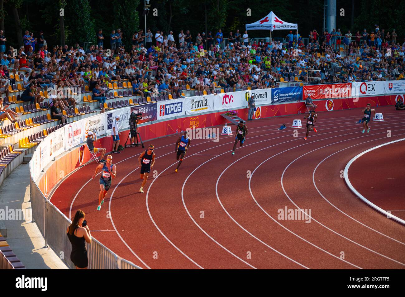 Dynamic 400m race hi-res stock photography and images - Alamy