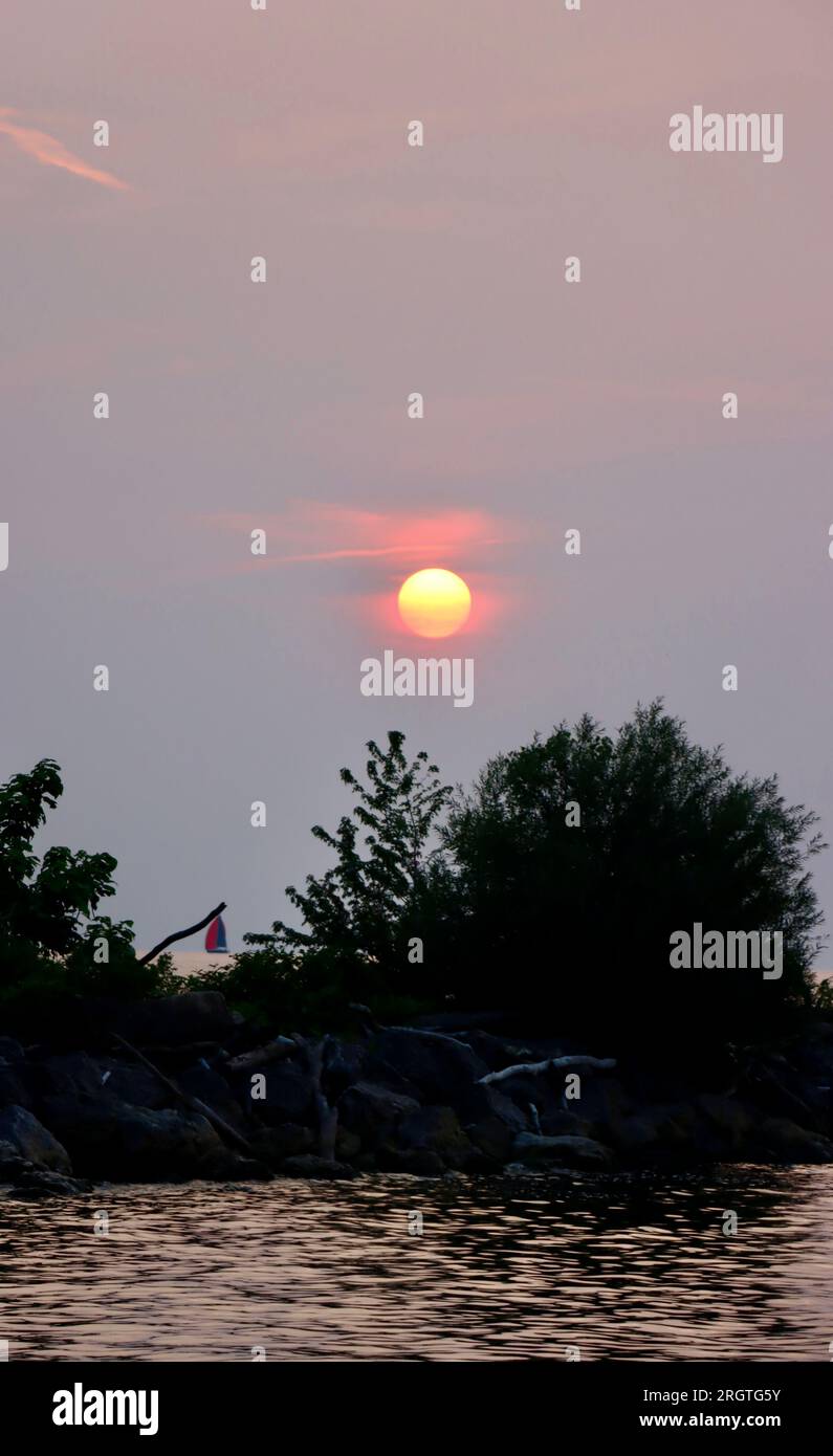 Colorful cloudy sunset beach hi-res stock photography and images - Alamy