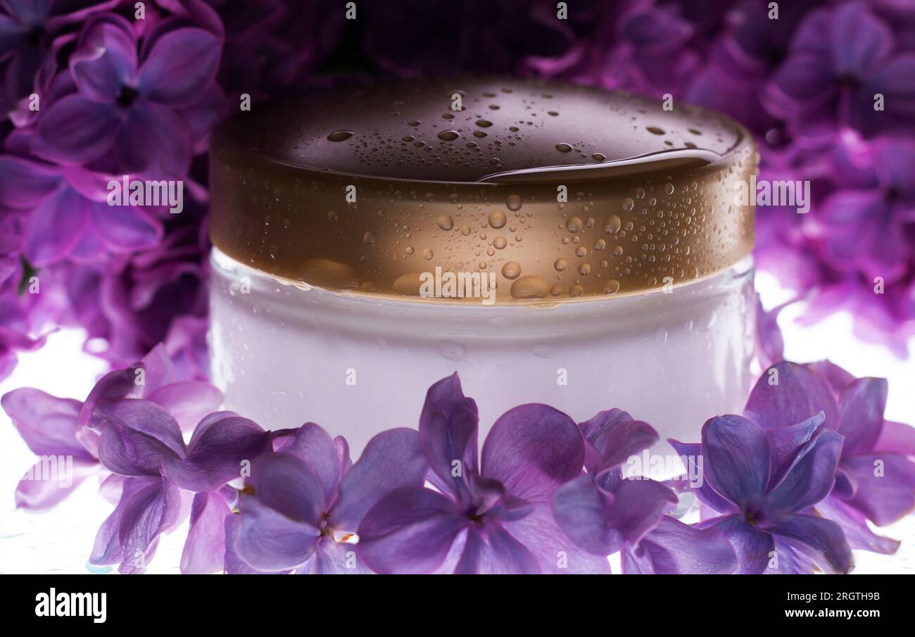 Facial cream hi-res stock photography and images - Alamy