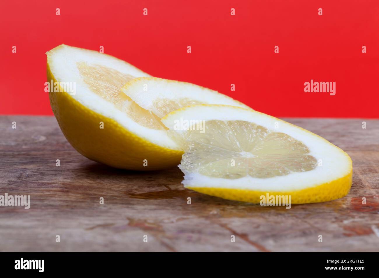 the flesh of a yellow lemon, cut into several parts, the lemon is sweet ...