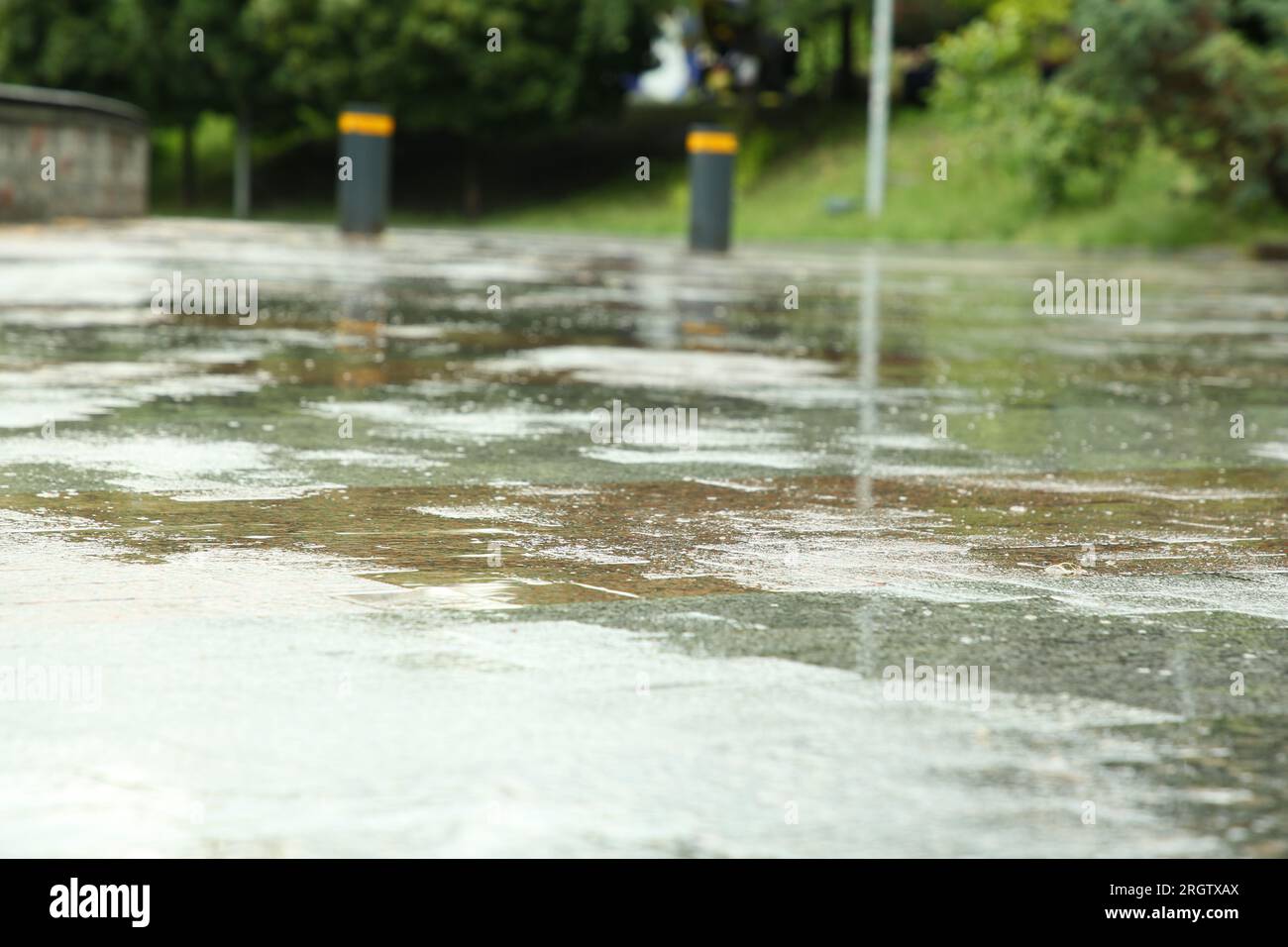 Puddles on street hi-res stock photography and images - Alamy