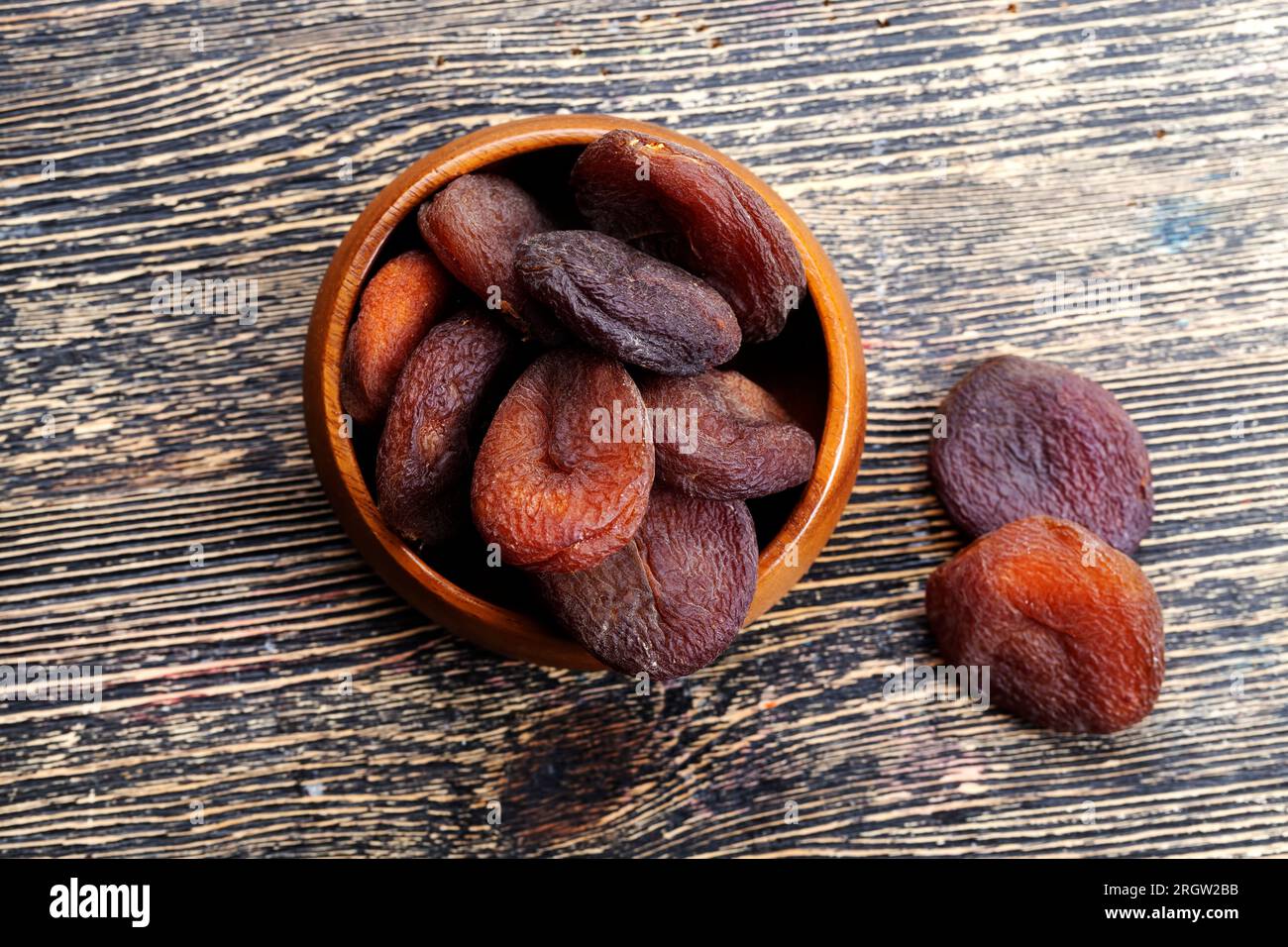 dried apricots made from natural apricots, dried apricots of dark color ...