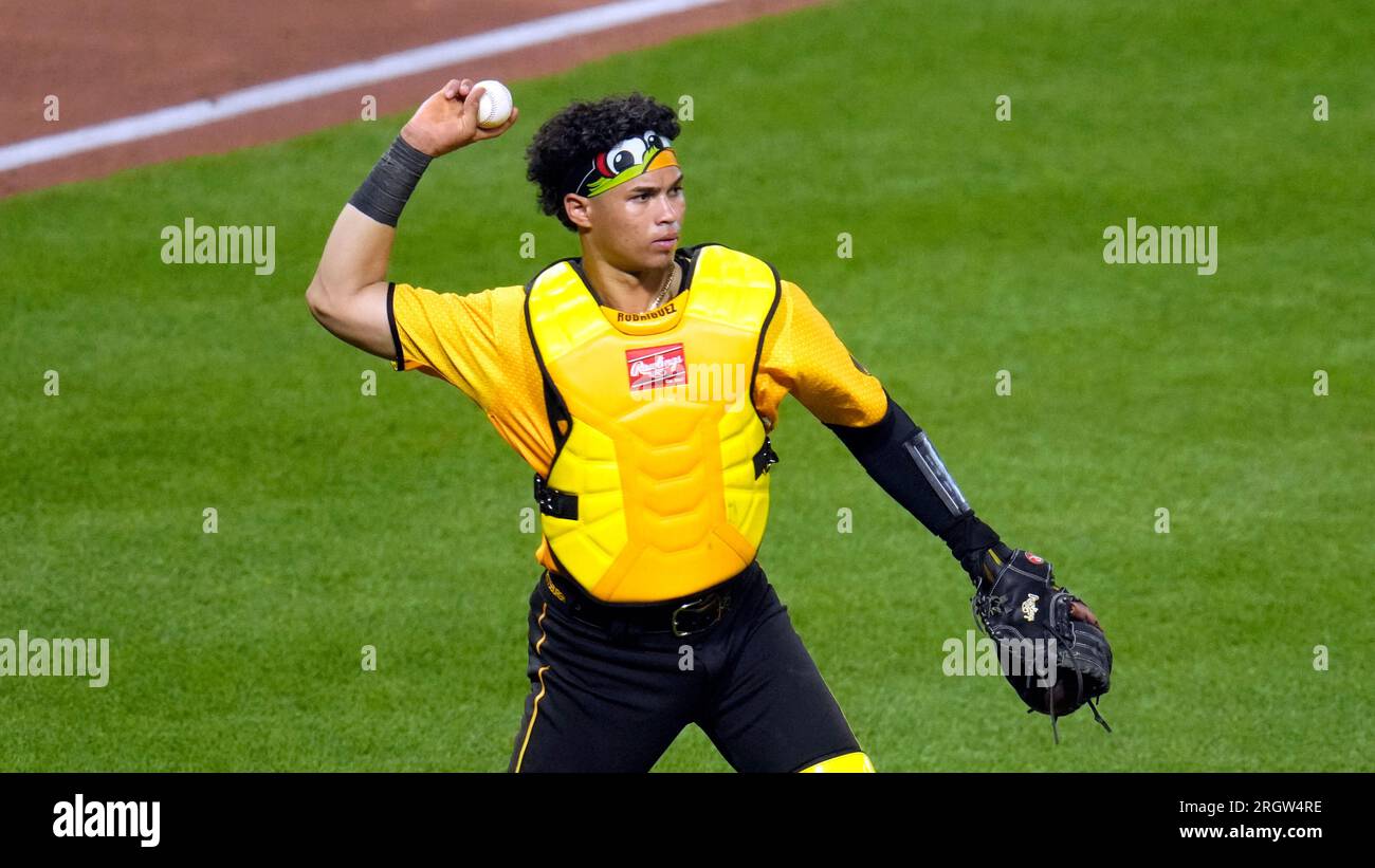 Pittsburgh Pirates catcher Endy Rodriguez throws to first after ...