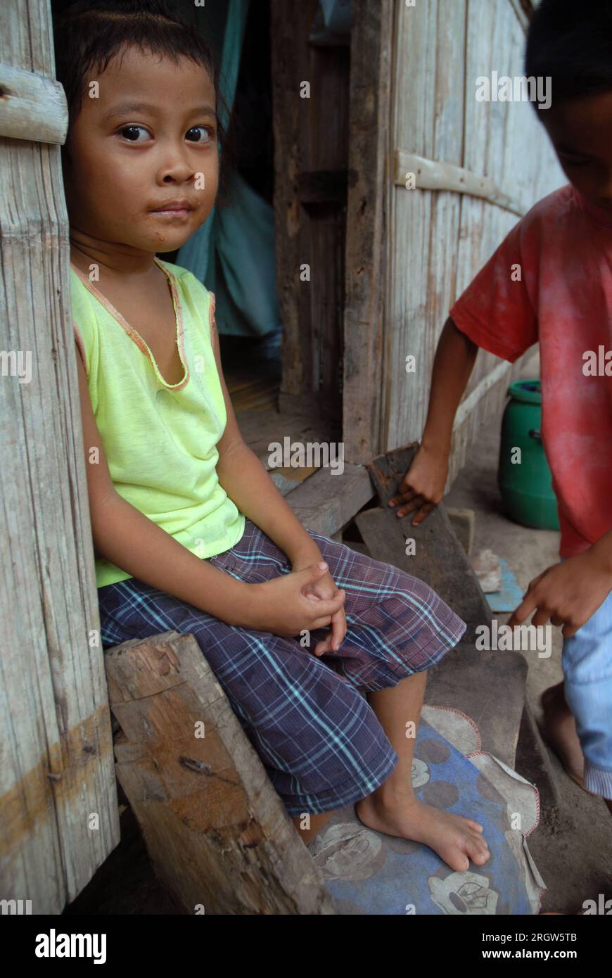 Children outside their home, Kannan, Samal, Davao del Norte ...