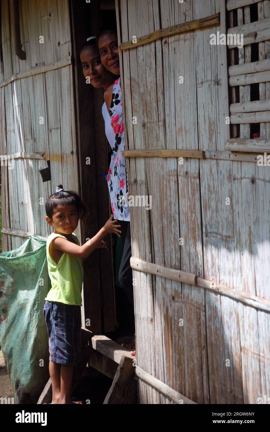 Children outside their home, Kannan, Samal, Davao del Norte ...