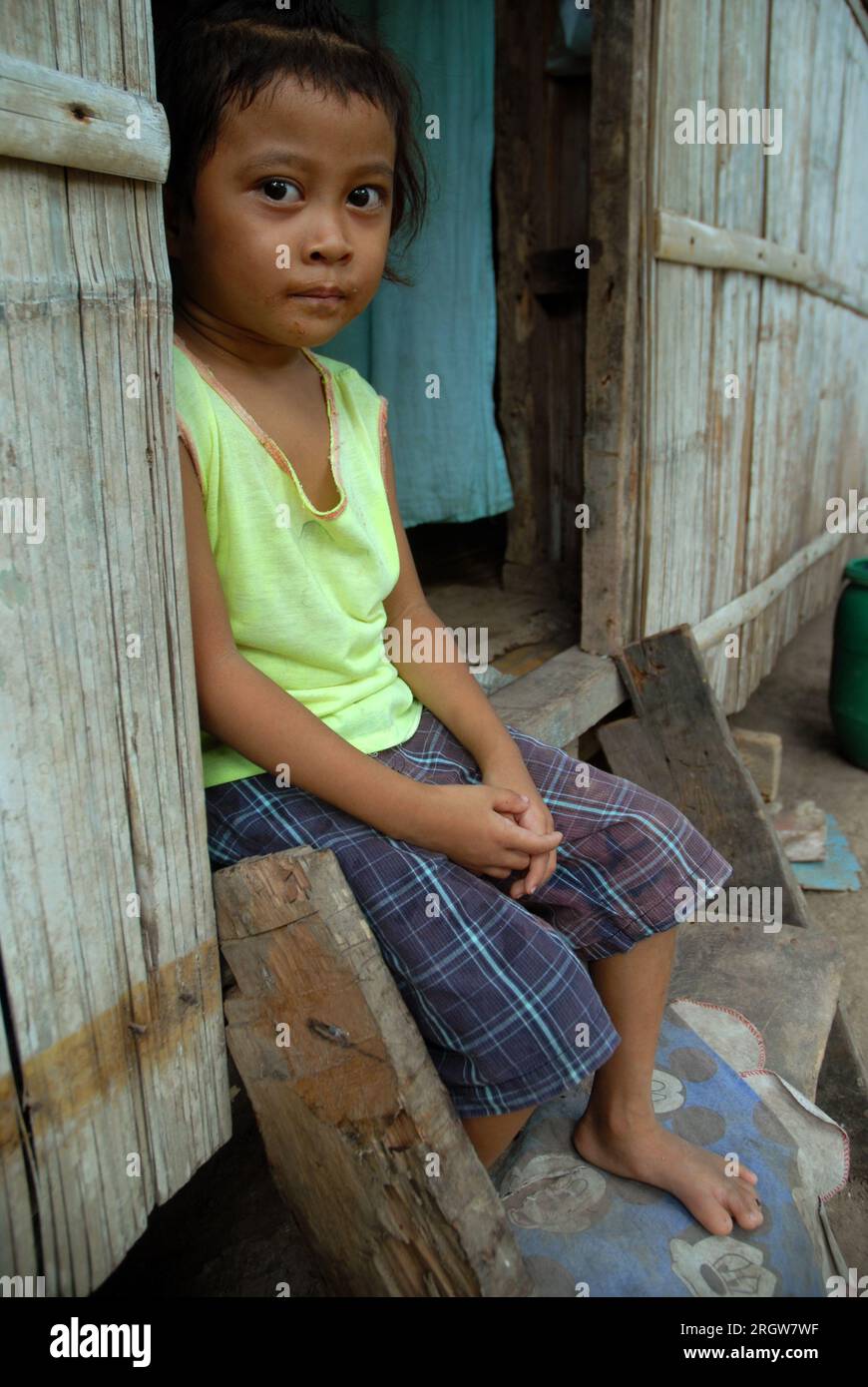 Children outside their home, Kannan, Samal, Davao del Norte ...