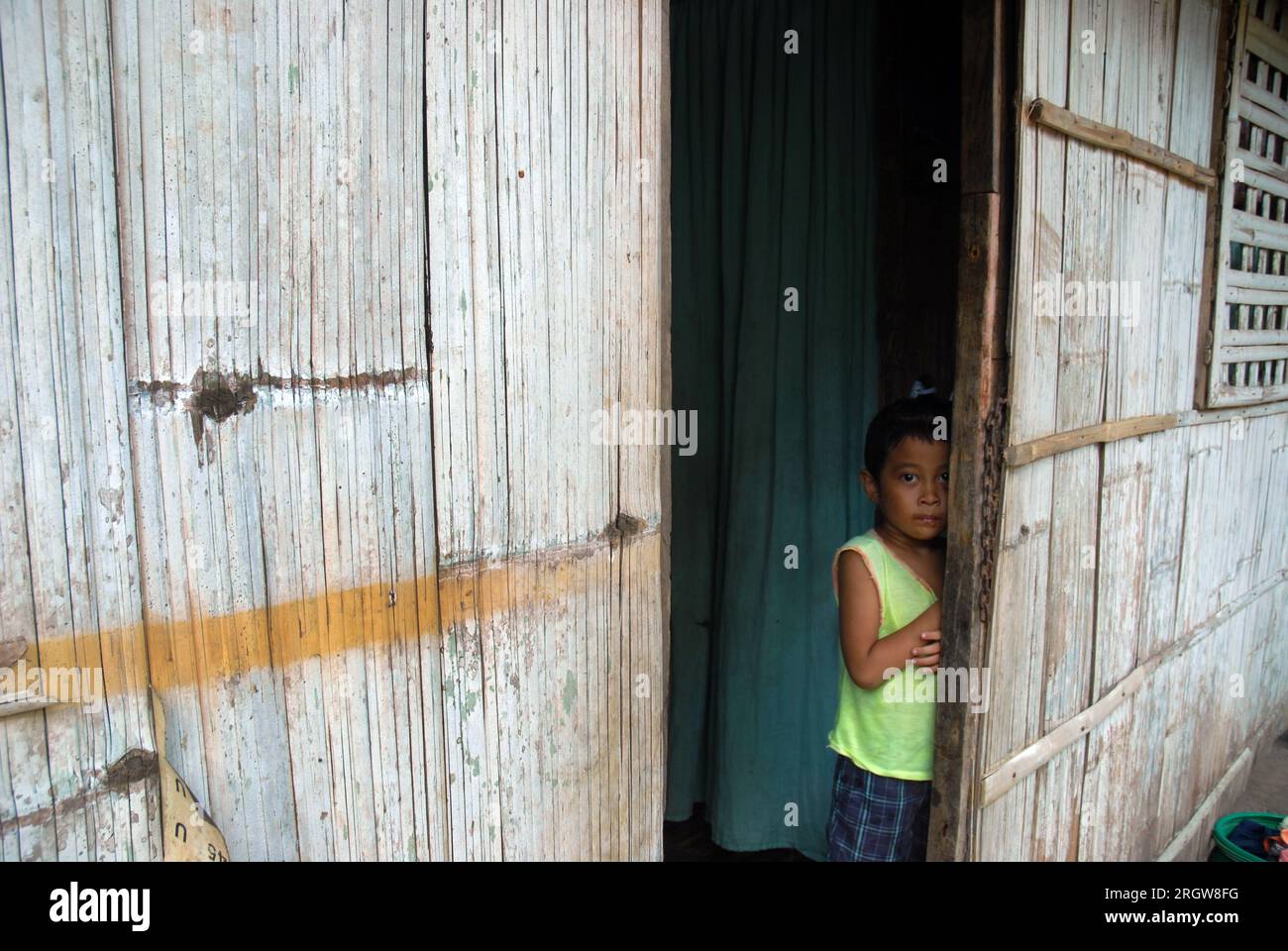 Children outside their home, Kannan, Samal, Davao del Norte ...