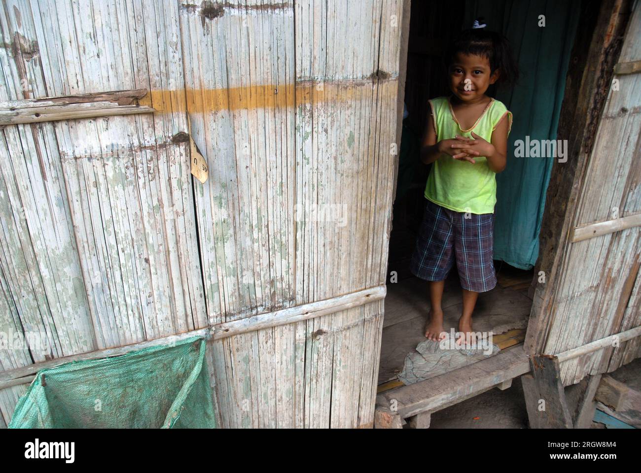 Children outside their home, Kannan, Samal, Davao del Norte ...