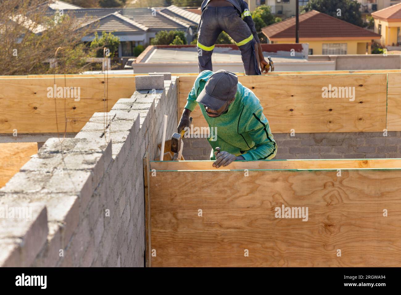 African construction site workers hi-res stock photography and images ...
