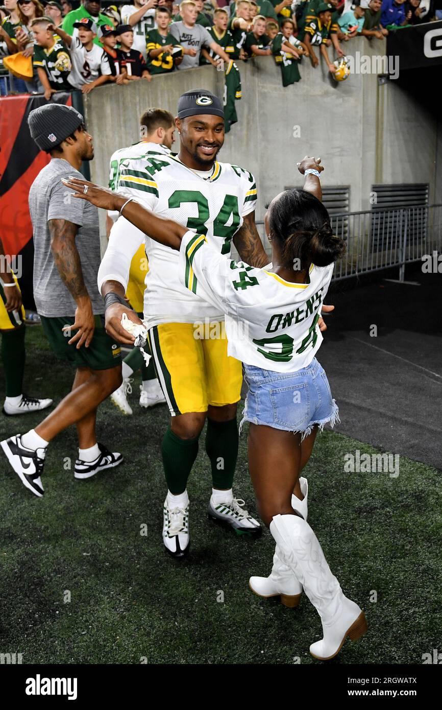 Green Bay Packers safety Jonathan Owens (34) hugs his wife, Simone ...
