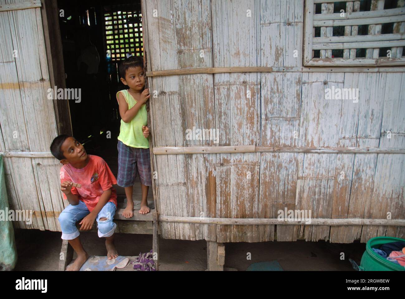 Children outside their home, Kannan, Samal, Davao del Norte ...