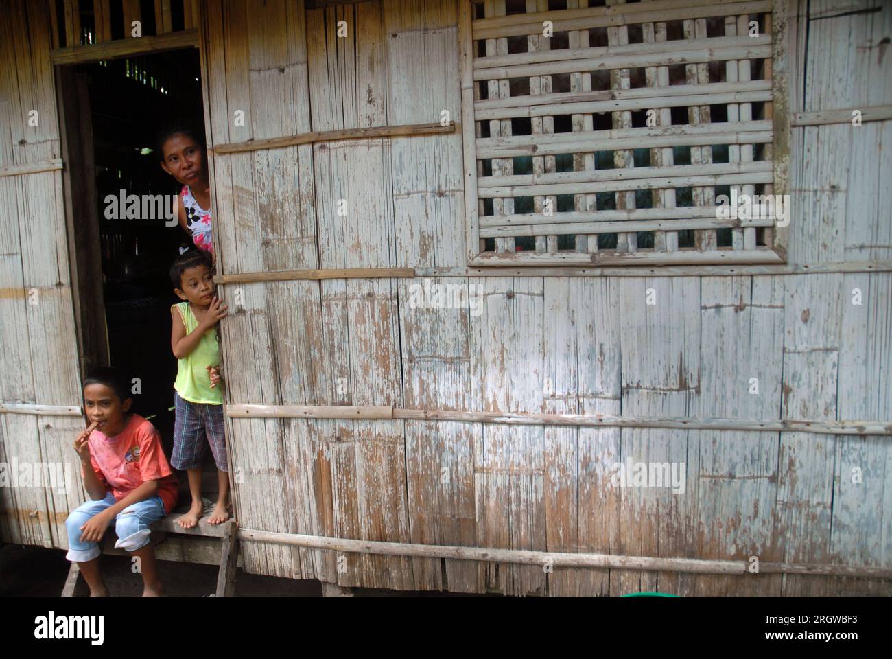 Children outside their home, Kannan, Samal, Davao del Norte ...