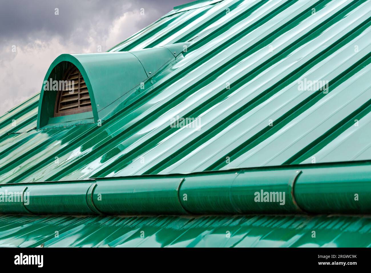 Green metal roof hi-res stock photography and images - Alamy