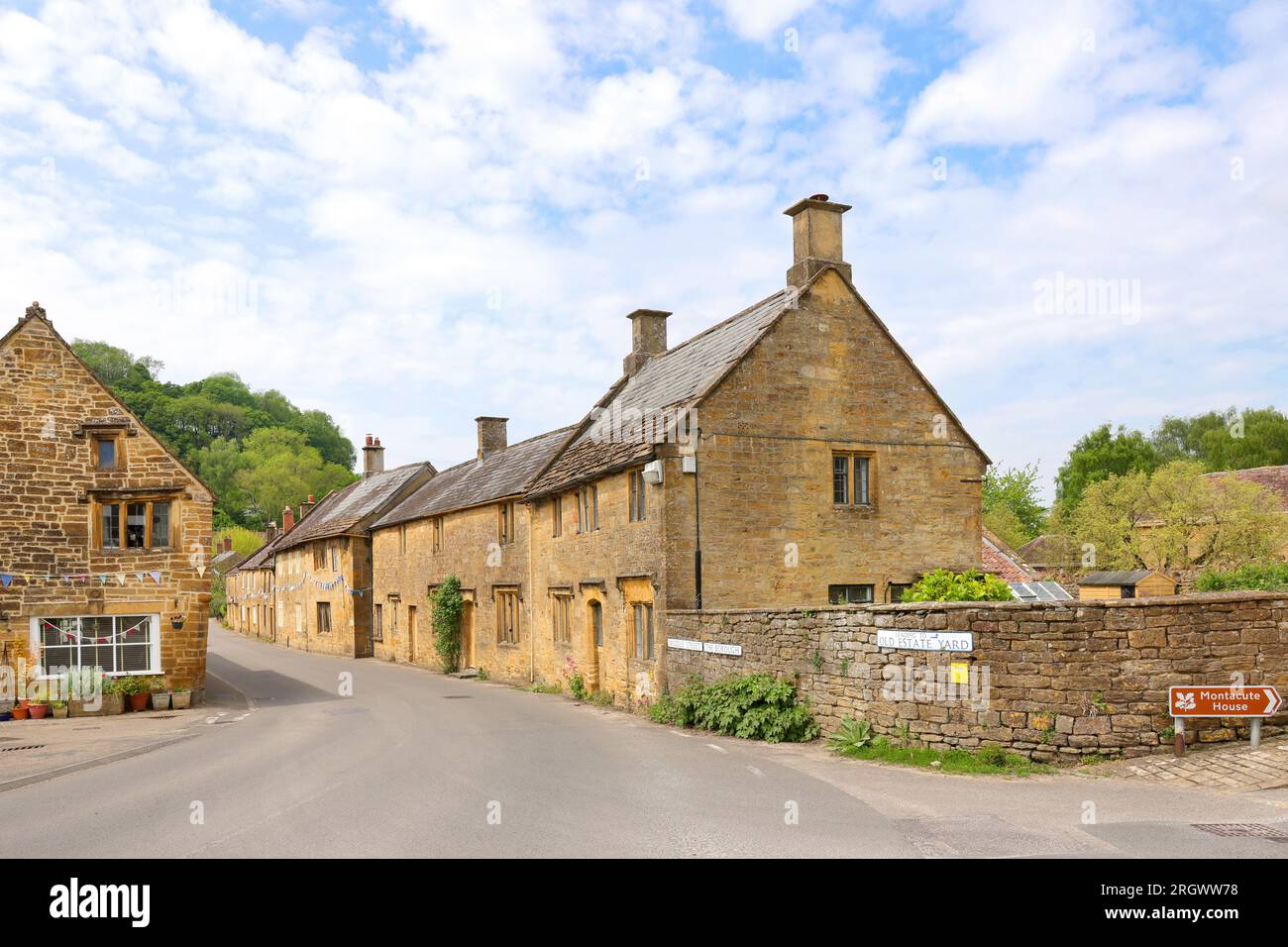 Hamstone houses hi-res stock photography and images - Alamy