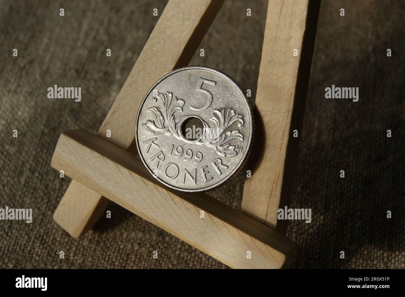 Norwegian coin 5 Kroner 1999 reverse Stock Photo - Alamy