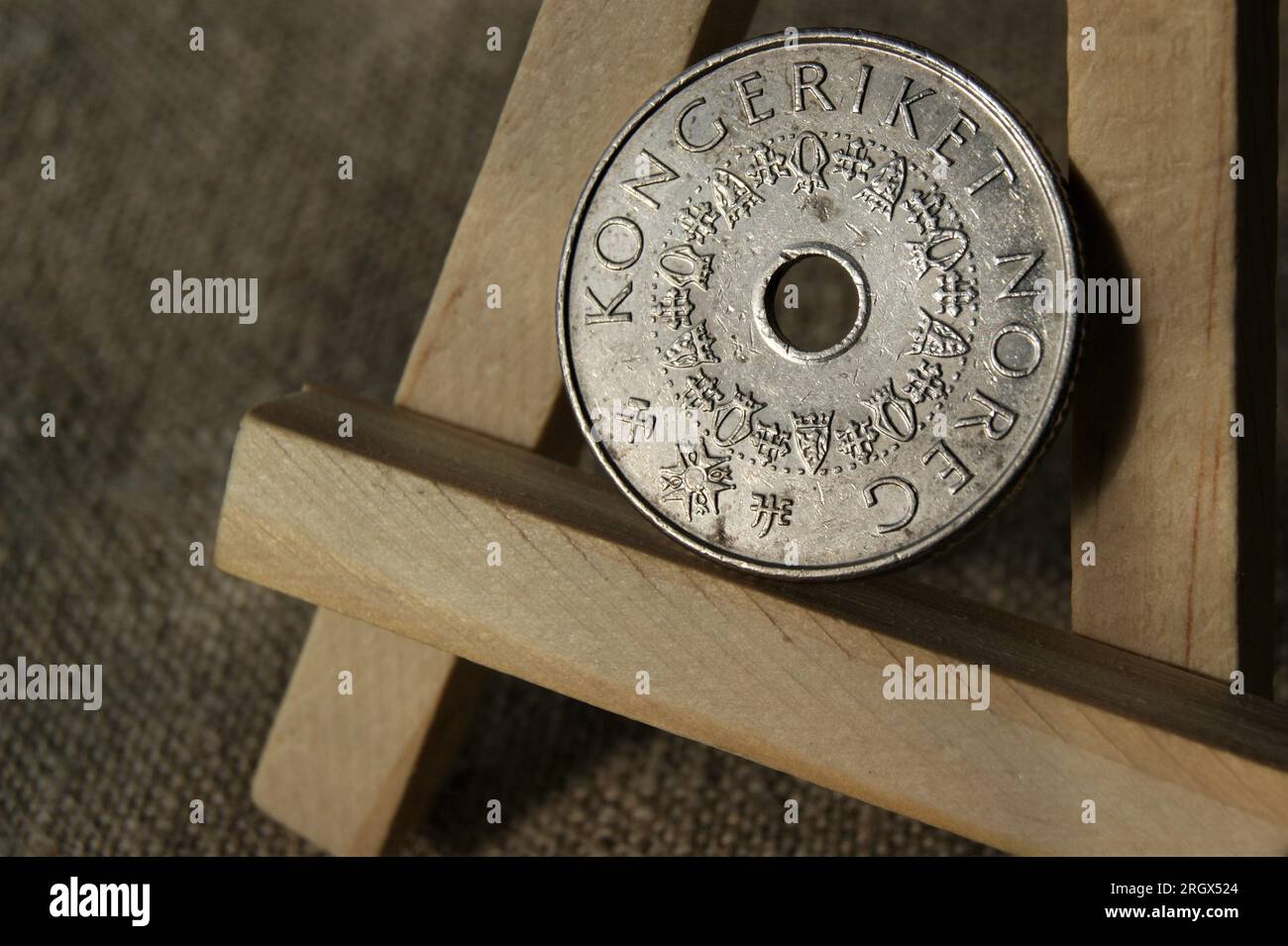 Norwegian coin 5 Kroner 1999 obverse. Scandinavian coin Stock Photo - Alamy