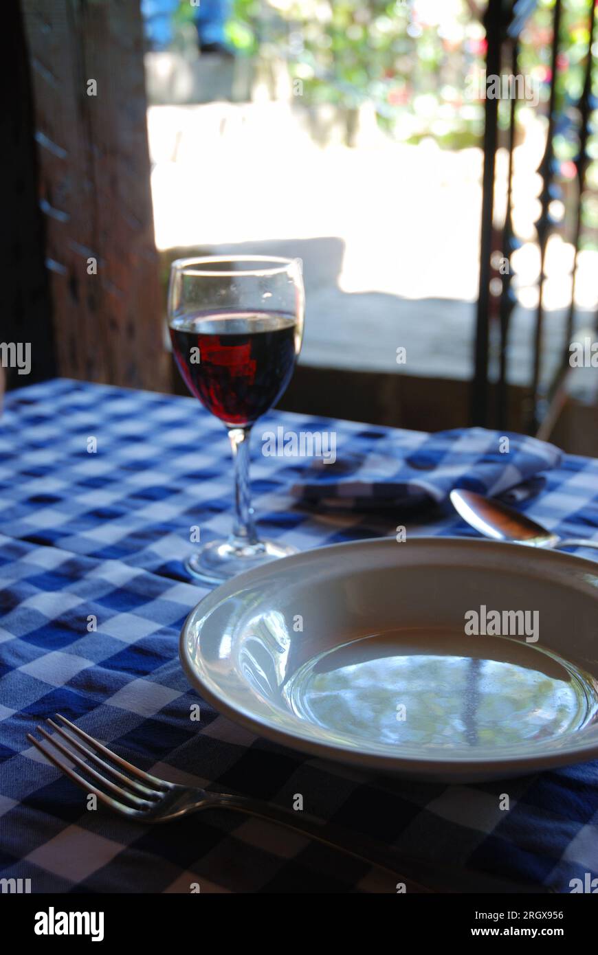 Restaurante mesa plato comida interior hi-res stock photography and ...