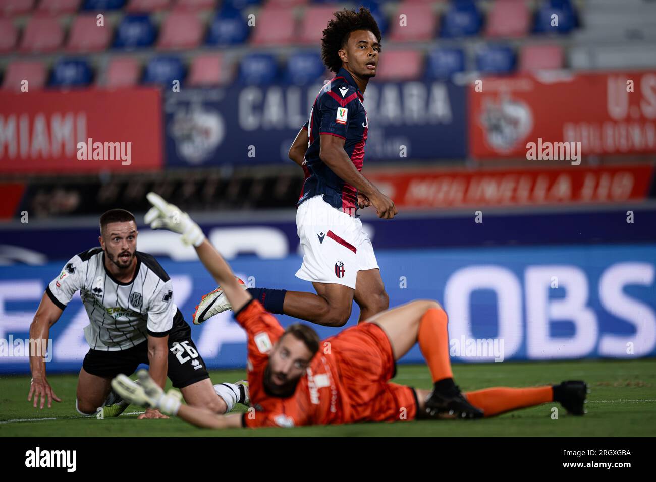 Joshua zirkzee goal hi-res stock photography and images - Alamy