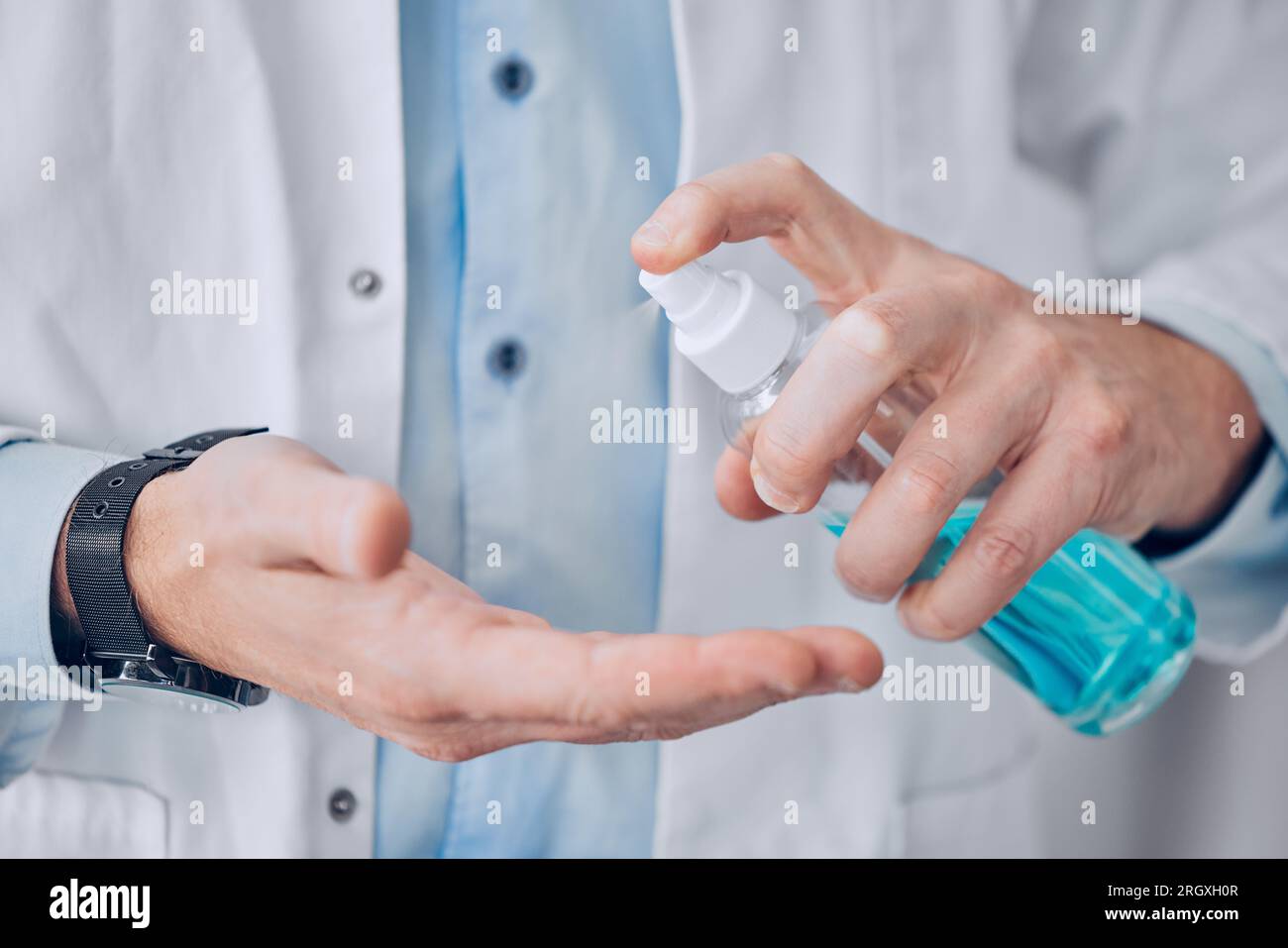 Male surgeon washing hands disinfect hi-res stock photography and ...