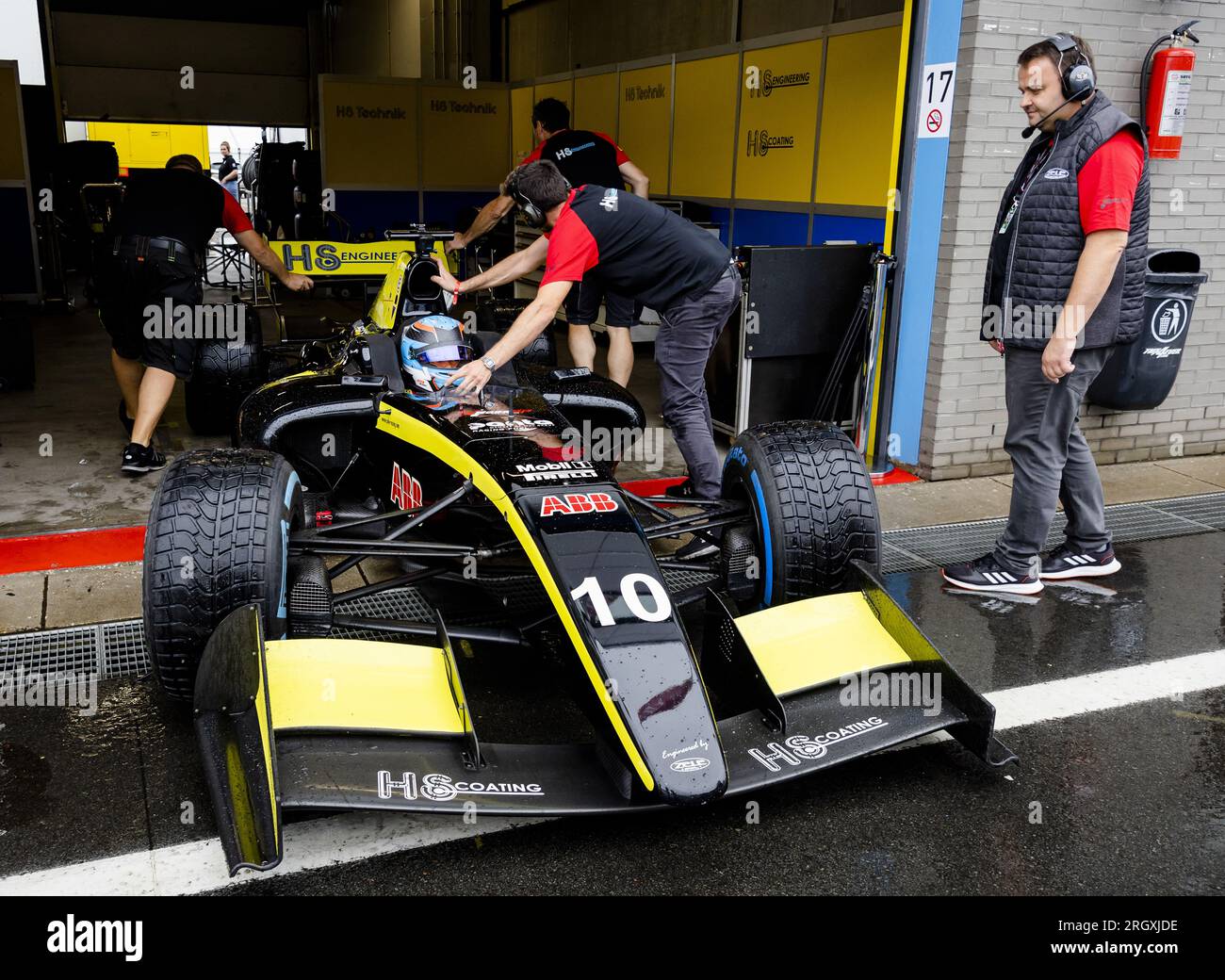 Car on jacks hi-res stock photography and images - Alamy