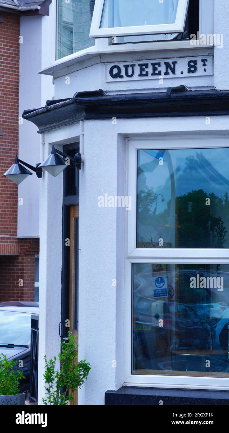 Street sign for Queen street in Dawlish town centre Stock Photo - Alamy