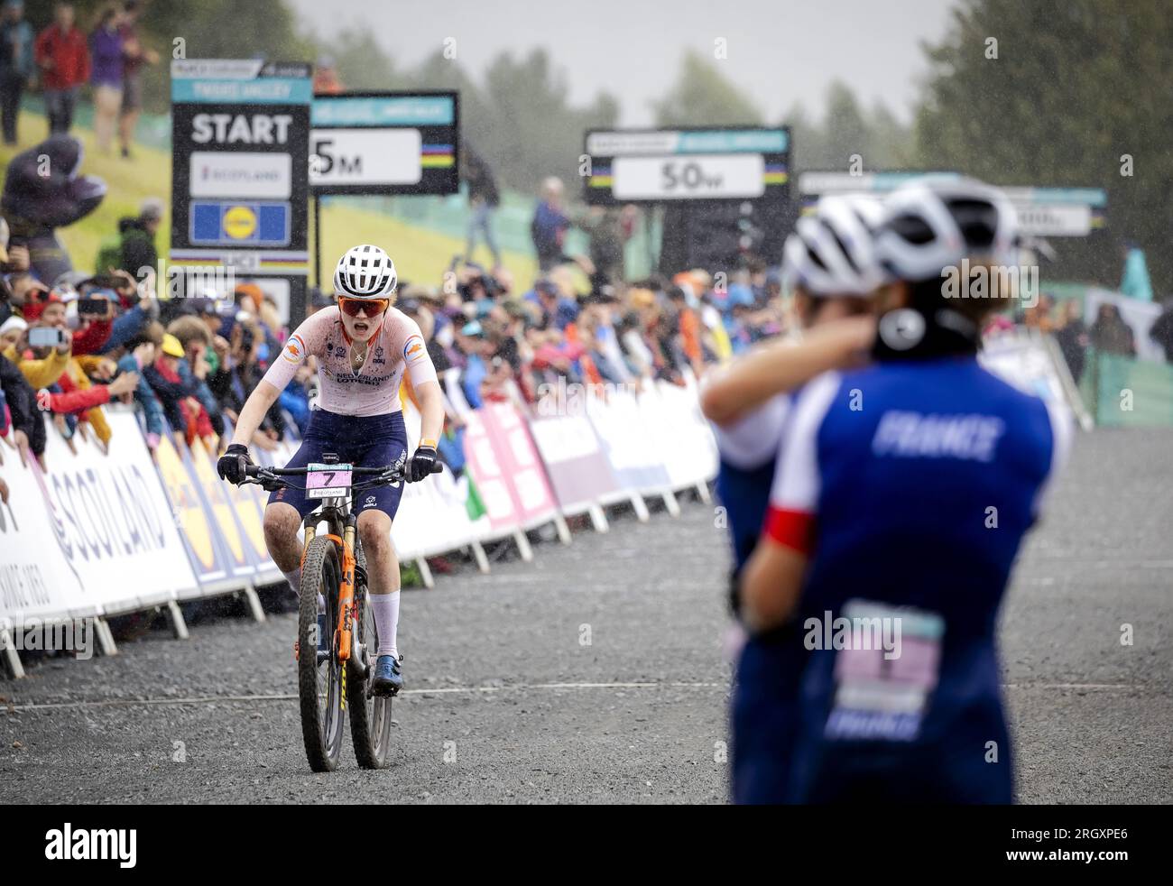 GLENTRESS - Puck Pieterse crosses the finish line in third place while ...