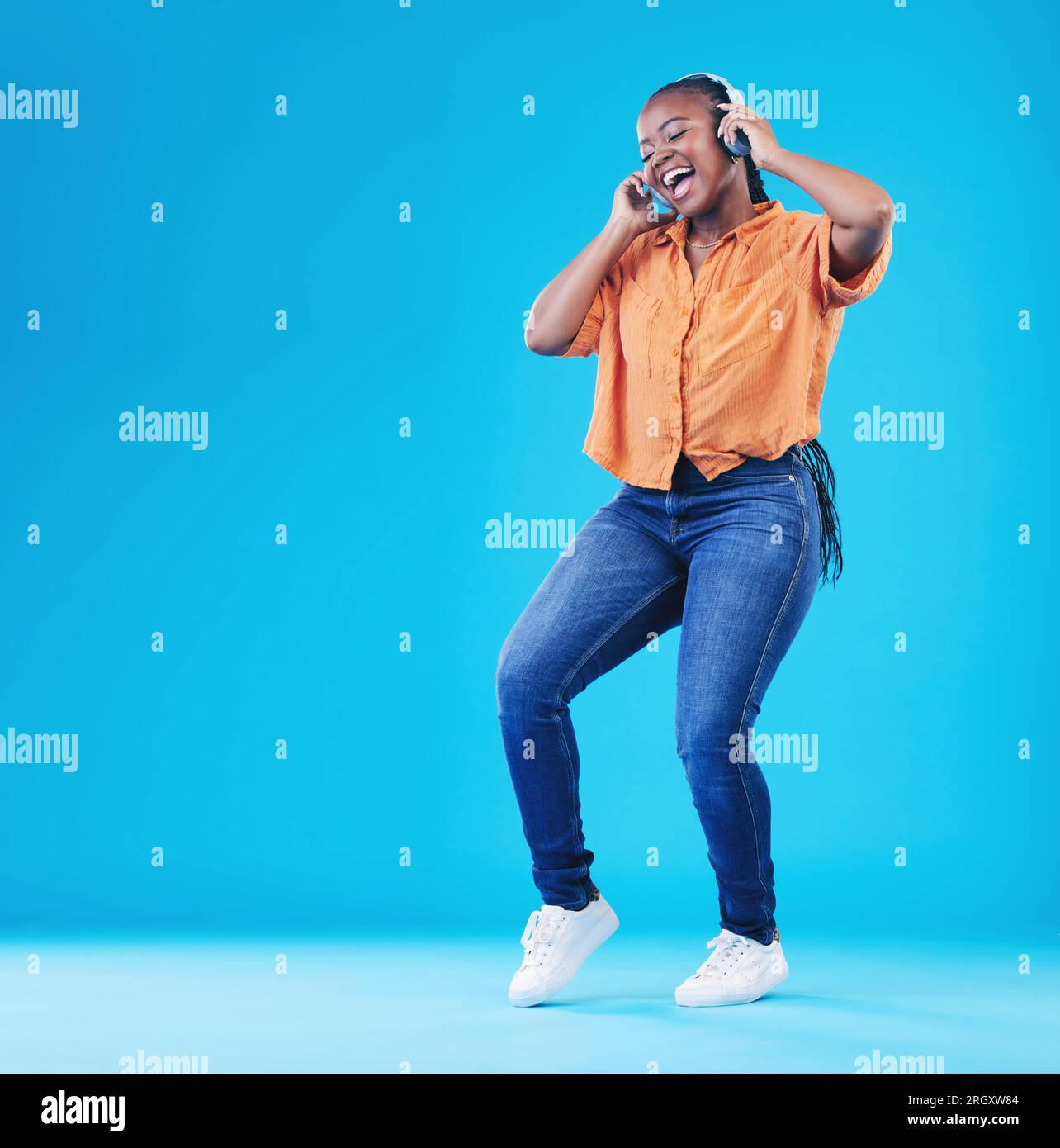 Headphones woman dancing radio hi-res stock photography and images - Alamy
