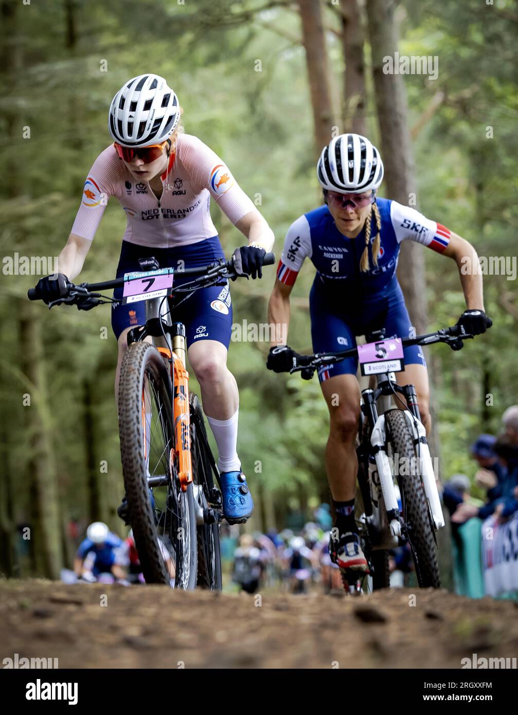 GLENTRESS - Puck Pieterse (r) battles with Loana Lecomte in the cross ...