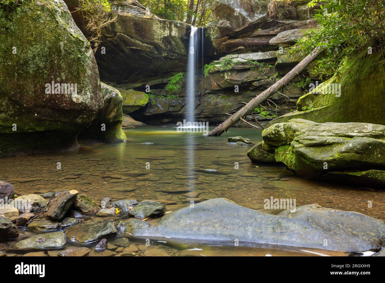Flat Lick Falls Waterfall - A narrow waterfall in a small gorge Stock ...