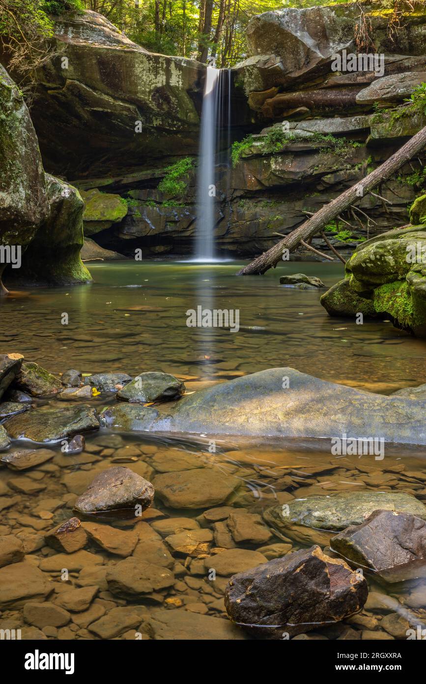 Flat Lick Falls Waterfall - A narrow waterfall in a small gorge Stock ...
