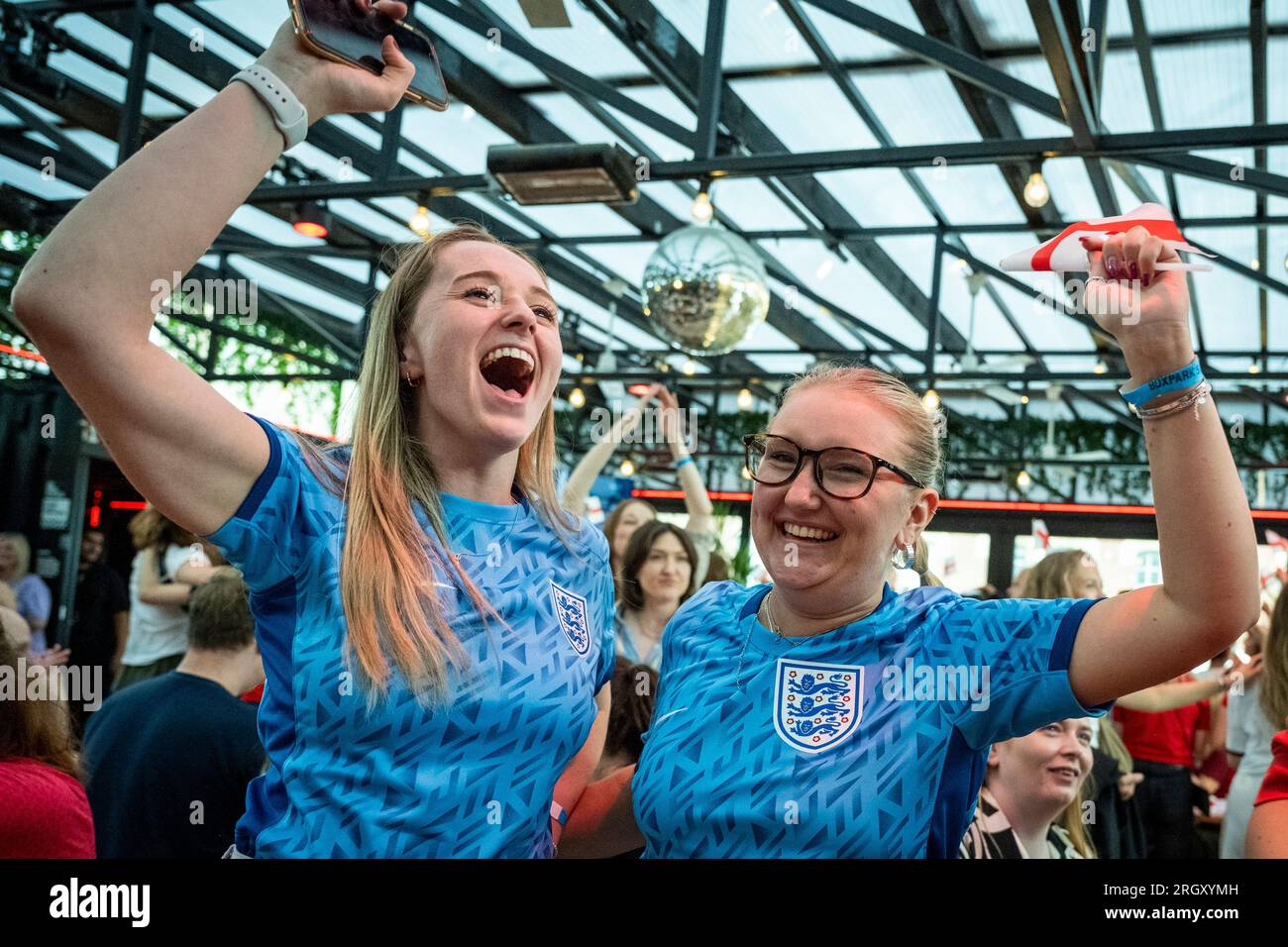 England fan celebrate boxpark hi-res stock photography and images - Alamy