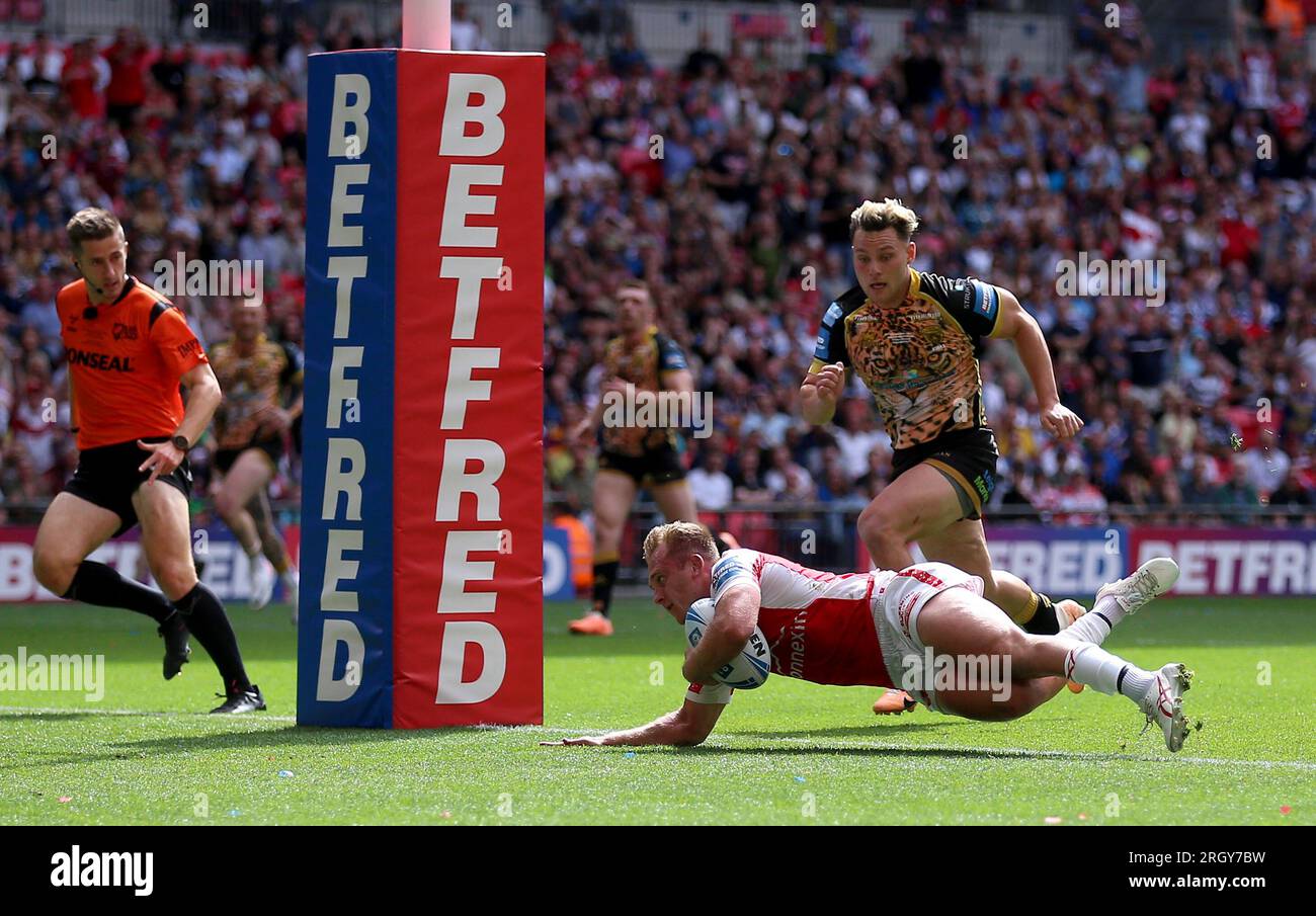 Hull KR's Jez Litten scores the first try of the game during the ...