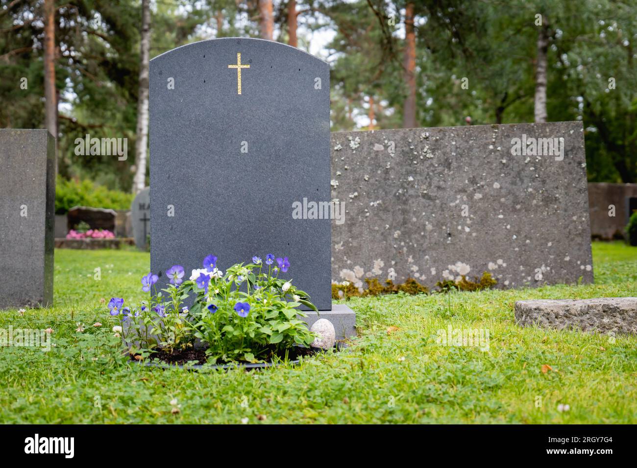 Blank gravestone hi-res stock photography and images - Alamy