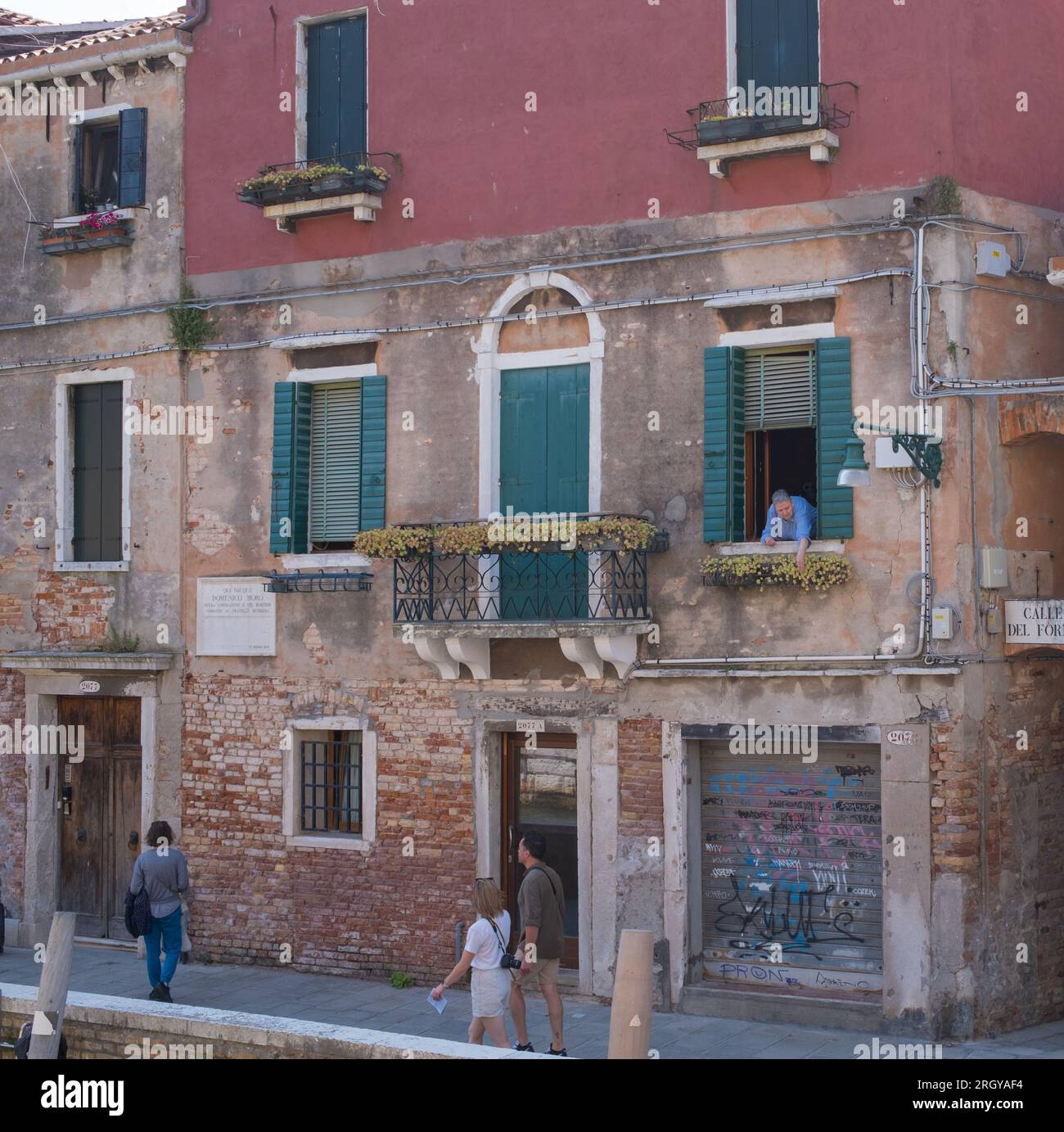 Venetian resident, Fondamenta de la Tana, Venice, Italy Stock Photo - Alamy