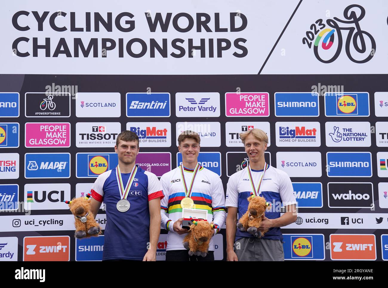 Great Britains Oliver Weightman(C) with his gold medal alongside ...