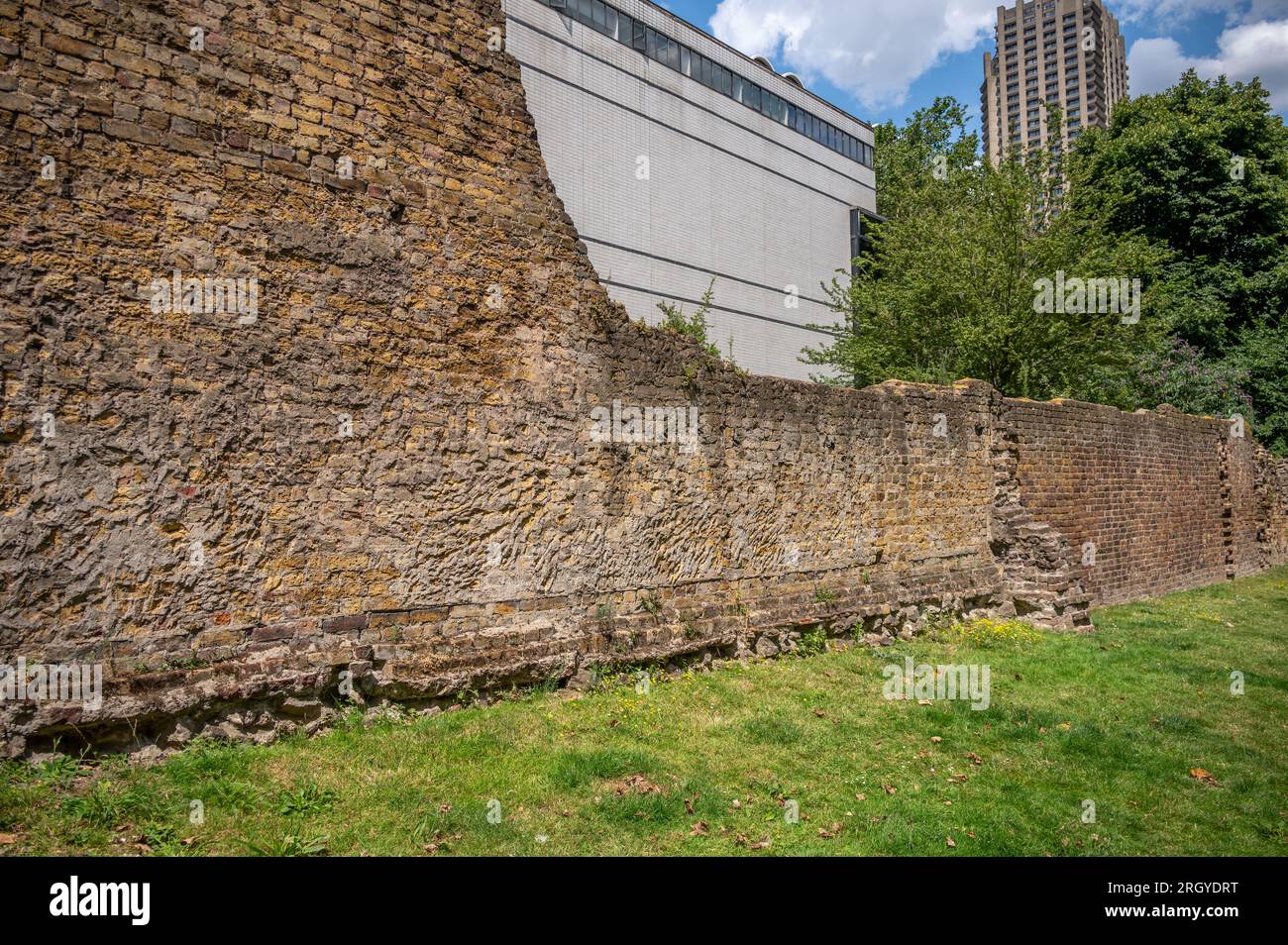 Ruins of the old roman walls london hi-res stock photography and images ...