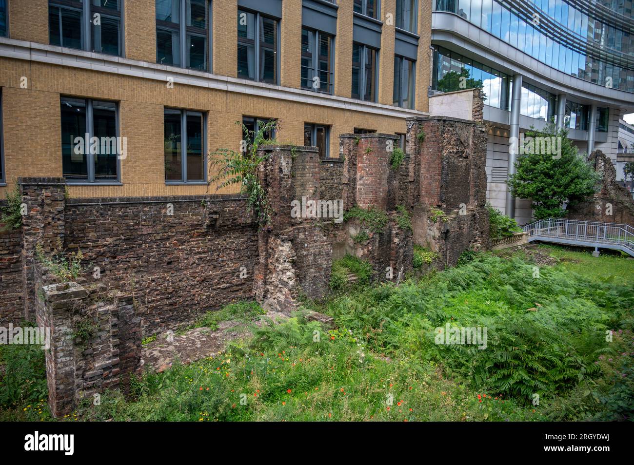 Ruins of the old roman walls london hi-res stock photography and images ...