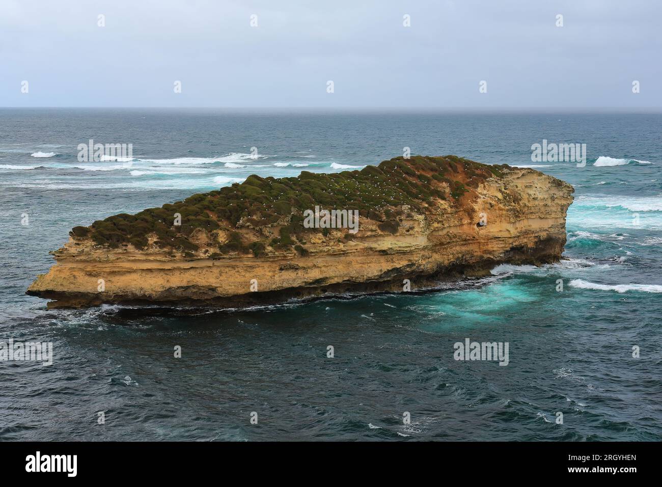 839 The Great Ship rock islet in the Bay of Islands Coastal Park ...
