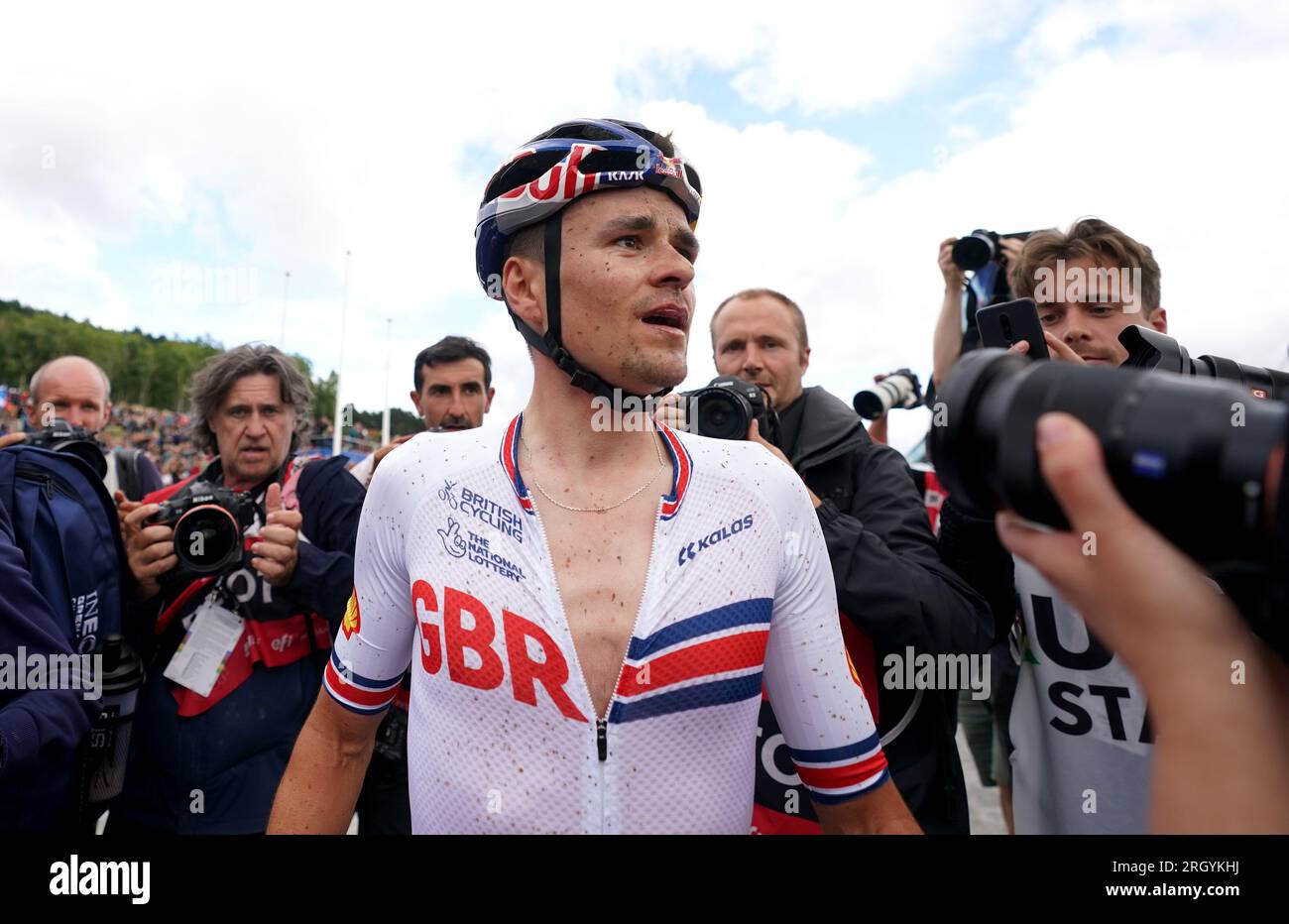 Great Britain's Tom Pidcock celebrates winning gold in the men's elite ...