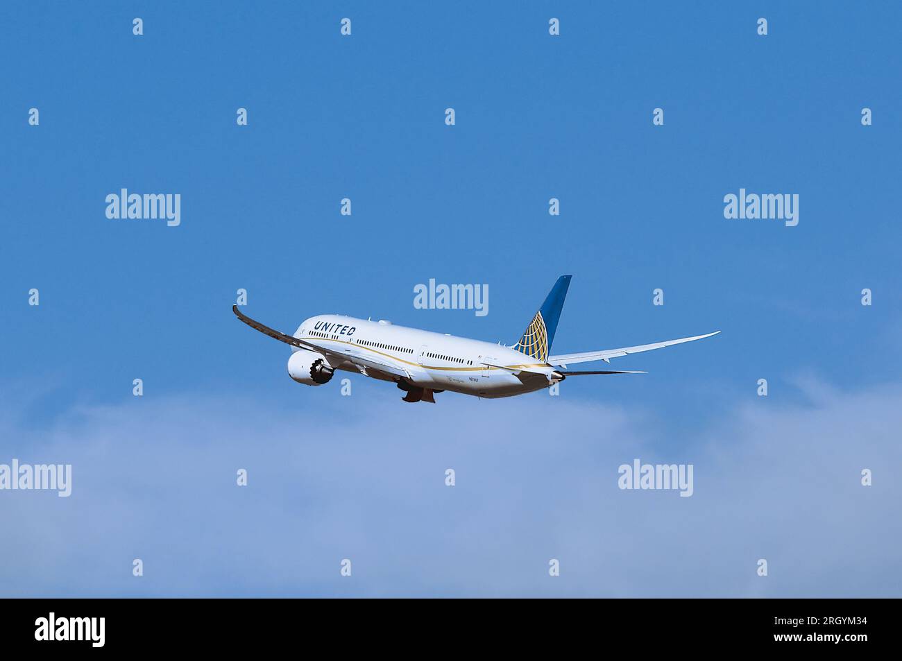 United Airlines Boeing 787 Dreamliner Jet Airplane Taking Off Stock ...