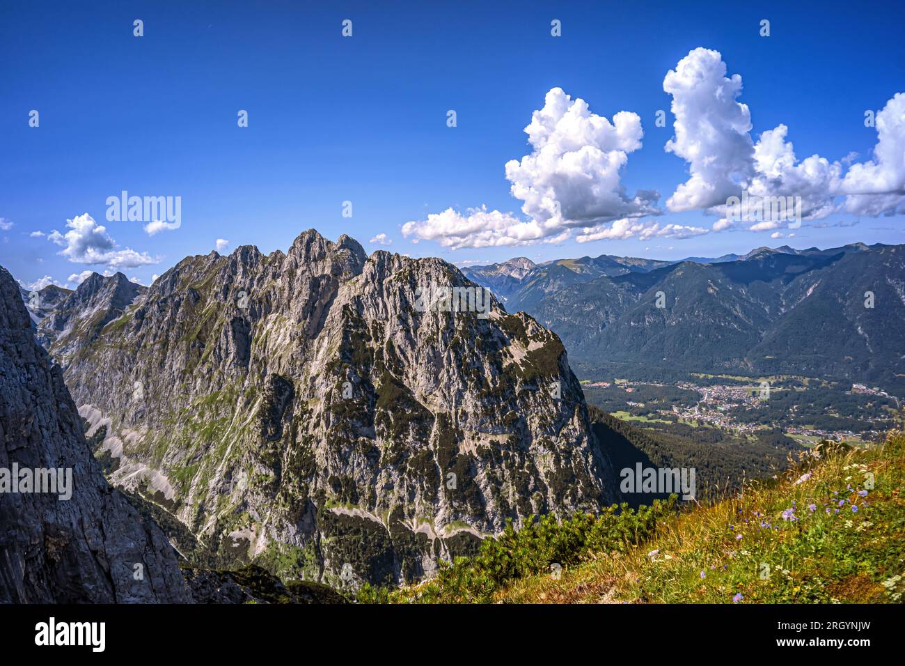 BAVARIA : ALPSITZ - VIEW FROM THE OSTERFELDERKOPF Stock Photo - Alamy