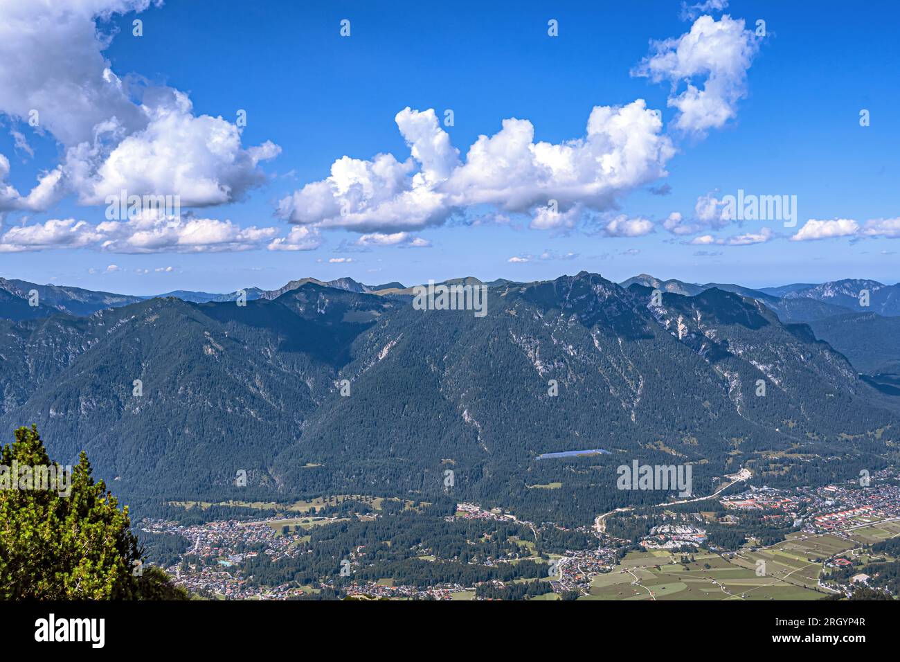 BAVARIA : ALPSITZ - VIEW FROM THE OSTERFELDERKOPF Stock Photo - Alamy