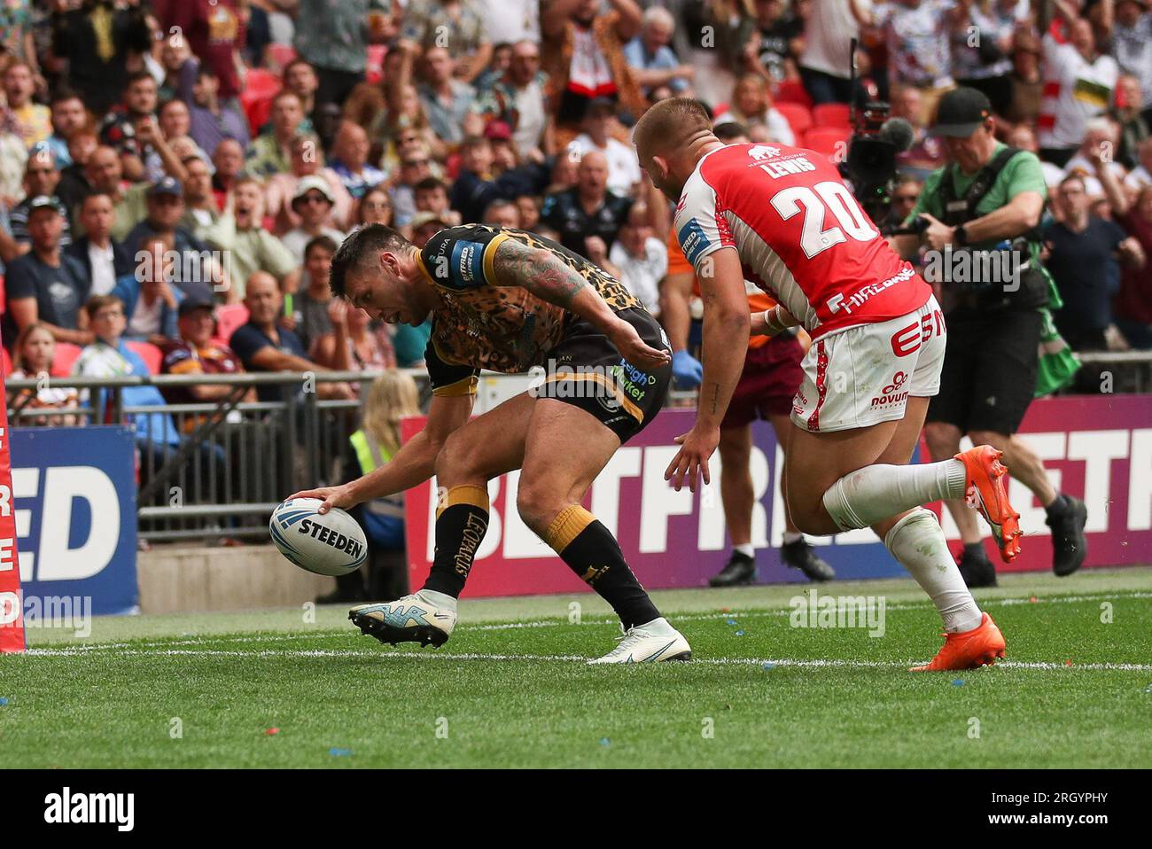 London, UK. 12th Aug, 2023. Tom Briscoe of Leigh Leopards scores a try ...